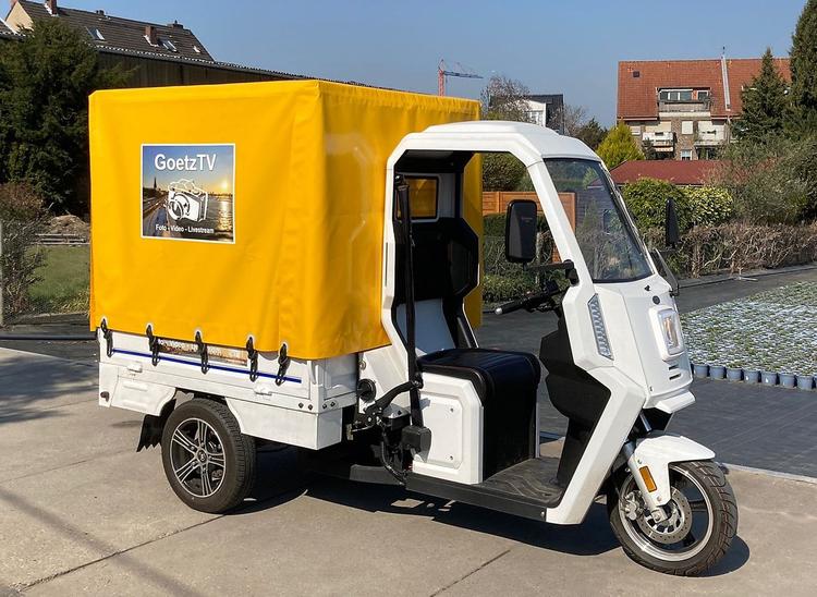 ARI 345 mit Pritsche und Planenaufbau im Einsatz bei Foto Götz in 40221 ...